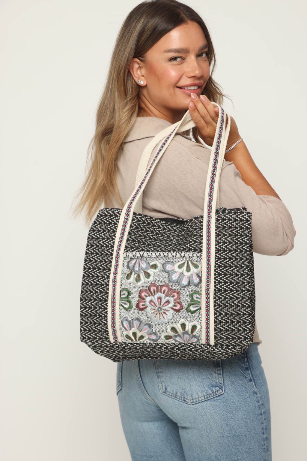 תיקים מבד ג’קארד | תיקים סרוגים ותקיקים רקומים